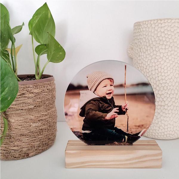 Acrylic photo holder + wooden base (round)